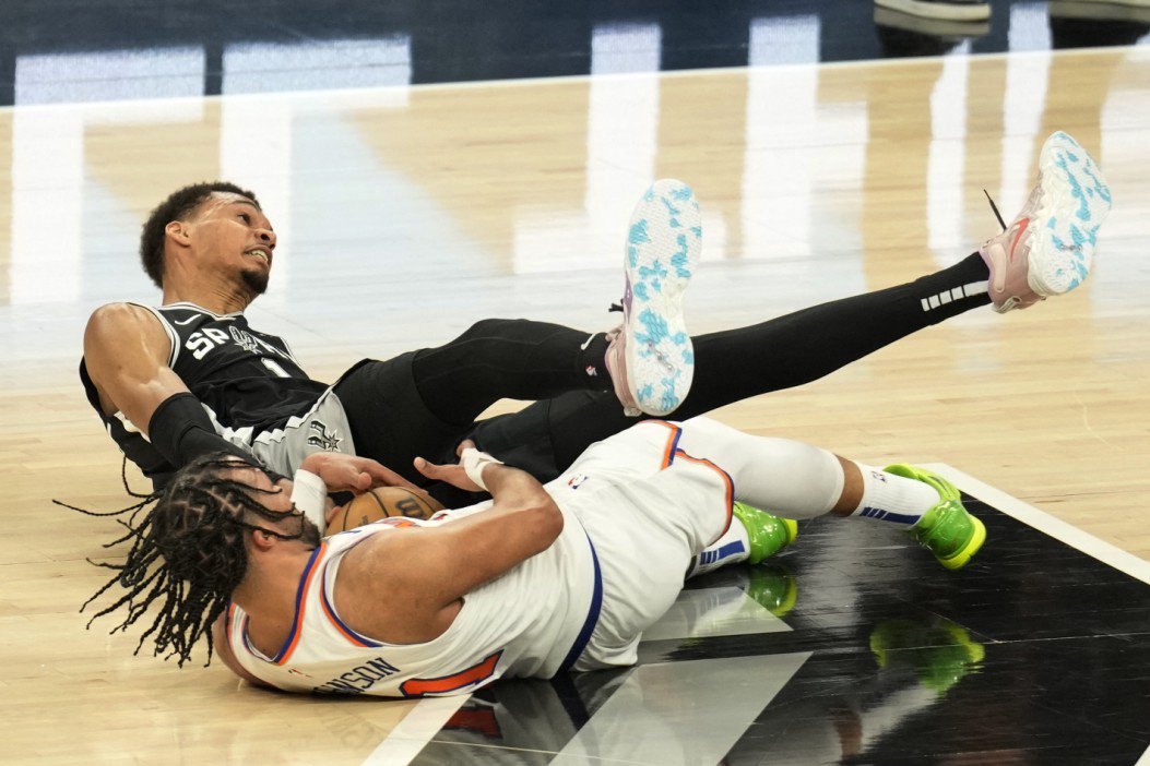 Jalen Brunson Icy Reaction to Wembanyama Shove Goes Viral